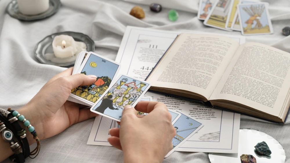Bagaimana Cara Kerja Tarot? Antara Simbol, Intuisi, dan Energi » Rumah ...