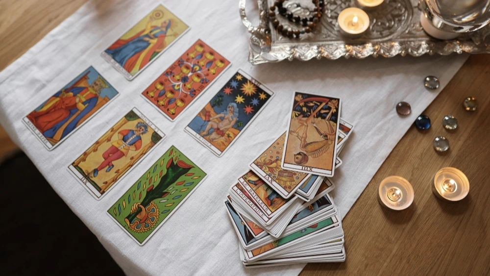Perbedaan Tarot dan Oracle: Mana yang Lebih Mudah dan Cocok untukmu ...